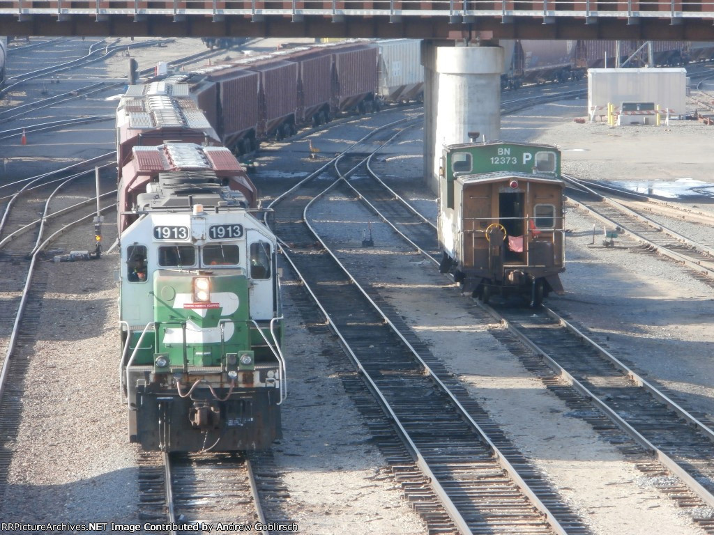 BN 1913 covered hopper train + 12373 in the yard
